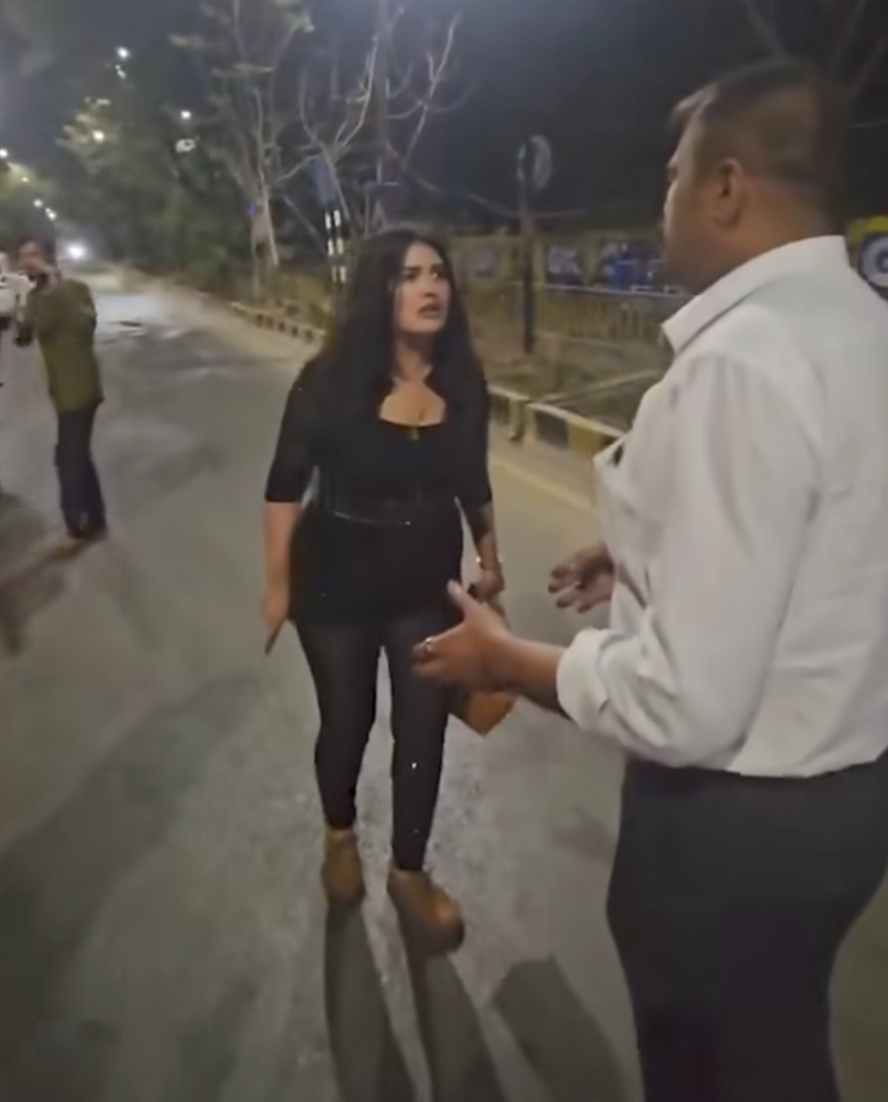 रायपुर: नशे में धुत रशियन लड़की ने बीच सड़क किया हंगामा, रात में पुलिस से भी झड़प - NTN REPORT