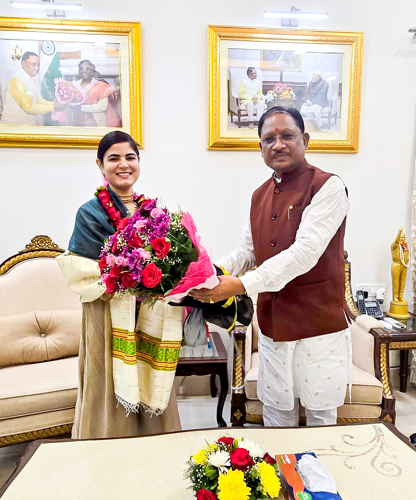 मुख्यमंत्री विष्णु देव साय से प्रसिद्ध कथावाचक देवी चित्रलेखा की सौजन्य भेंट - NTN REPORT